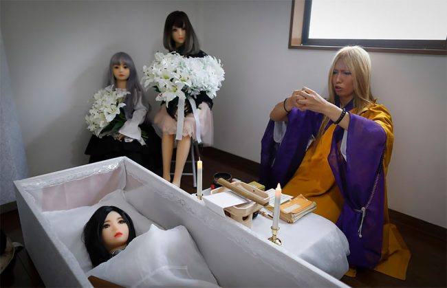 Japanese Artist Offers Funerals for Love Dolls and Lets Customers Live ...