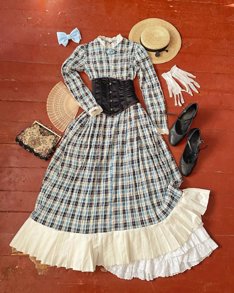 This Young Woman Dresses Like It’s The 19th Century Every Day » Design ...