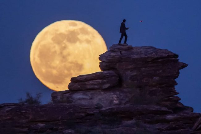 Meet Zach Cooley, A “Moon Chaser” Who Uses Camera Tricks To Make The ...
