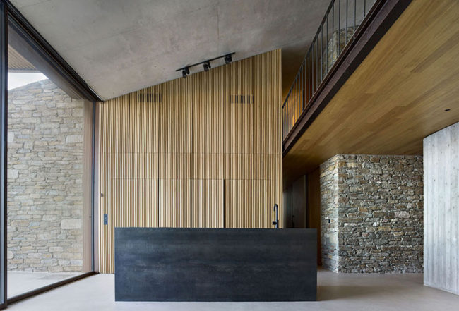 Check Out this Ambitious House Built Into a Cliffside in Greece ...