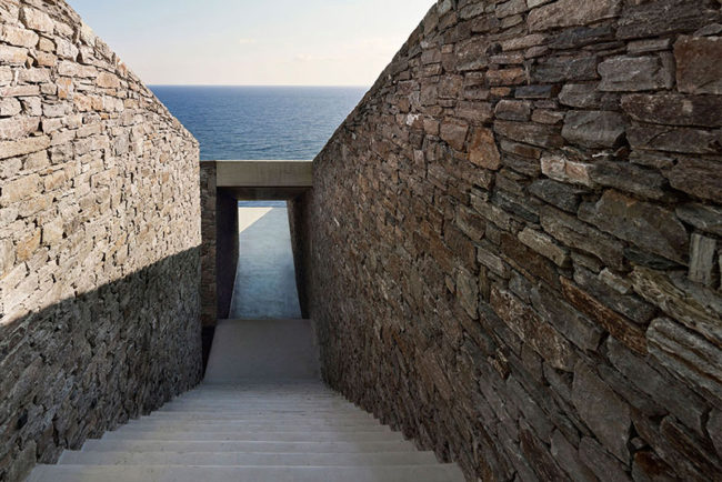 Check Out this Ambitious House Built Into a Cliffside in Greece ...