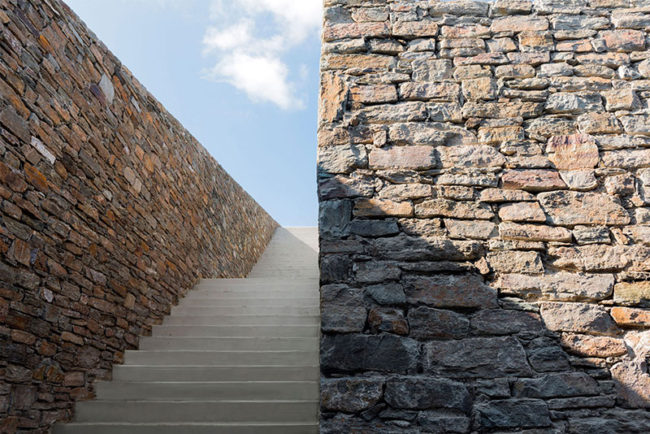 Check Out this Ambitious House Built Into a Cliffside in Greece ...