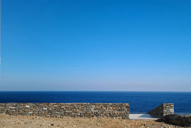 Check Out this Ambitious House Built Into a Cliffside in Greece ...
