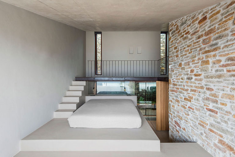 Check Out this Ambitious House Built Into a Cliffside in Greece ...