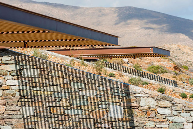 Check Out this Ambitious House Built Into a Cliffside in Greece ...