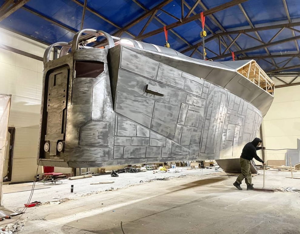 These Mandalorian Superfans Built Their Own Gigantic Razor Crest Ship ...