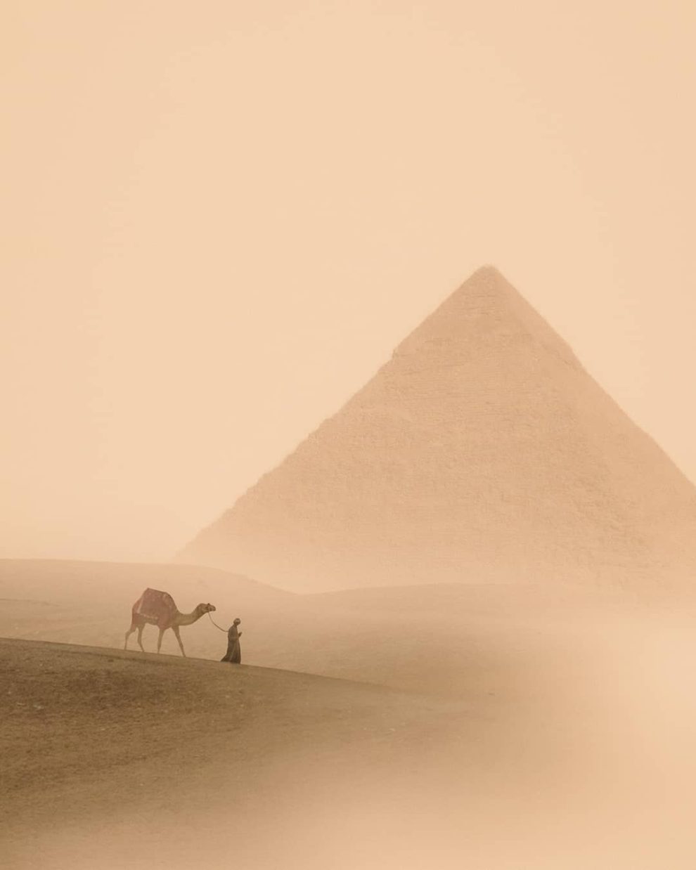 This Egyptian Photographer’s Series on the Giza Pyramids is Absolutely ...