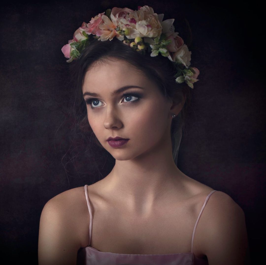 Photographer Sets Up A Garden In Living Room And Did Photoshoots To ...