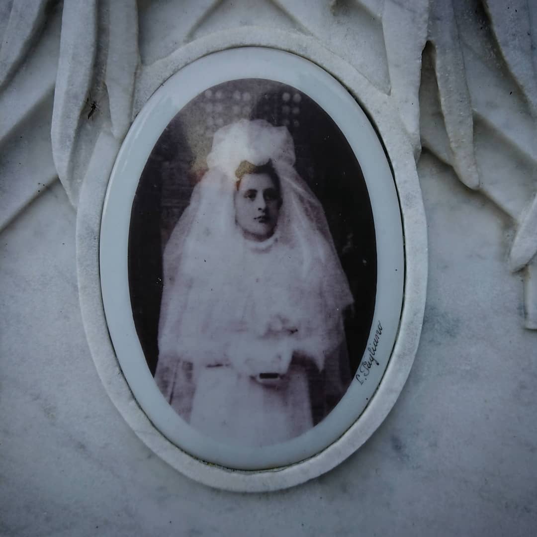 Photographer Captured Fascinating Photographs that She Found on Old ...