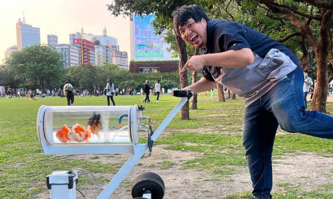 Man Creates Custom Fish Tank So He Can Take His Goldfish For a Walk ...