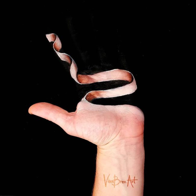 Artist Uses Right Hand to Turn Her Left hand Into Optical Illusions ...