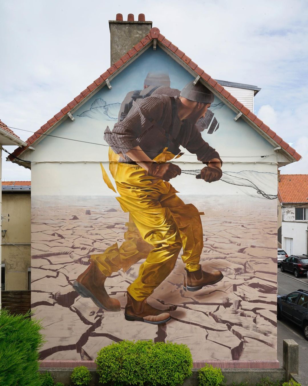 Artist Creates Figurative Paintings With Peeling And Cracking Effects ...