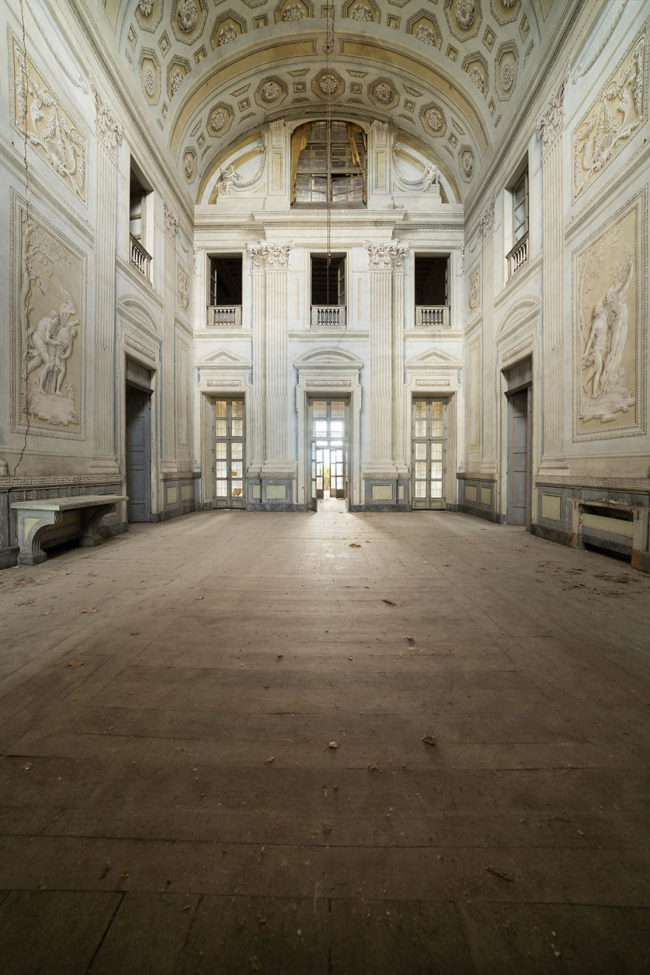 Photographer Captures The Most Beautiful Abandoned Places Around The ...