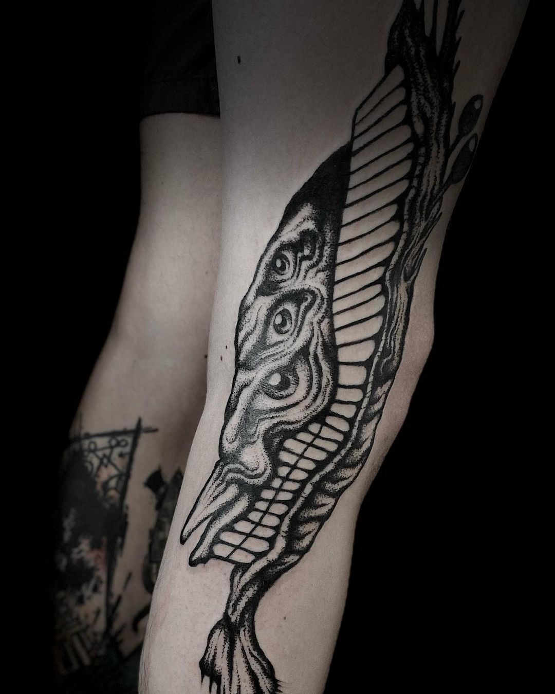 Tattoo Artist Creates Tattoos That Change Shape When Knees and Elbows ...