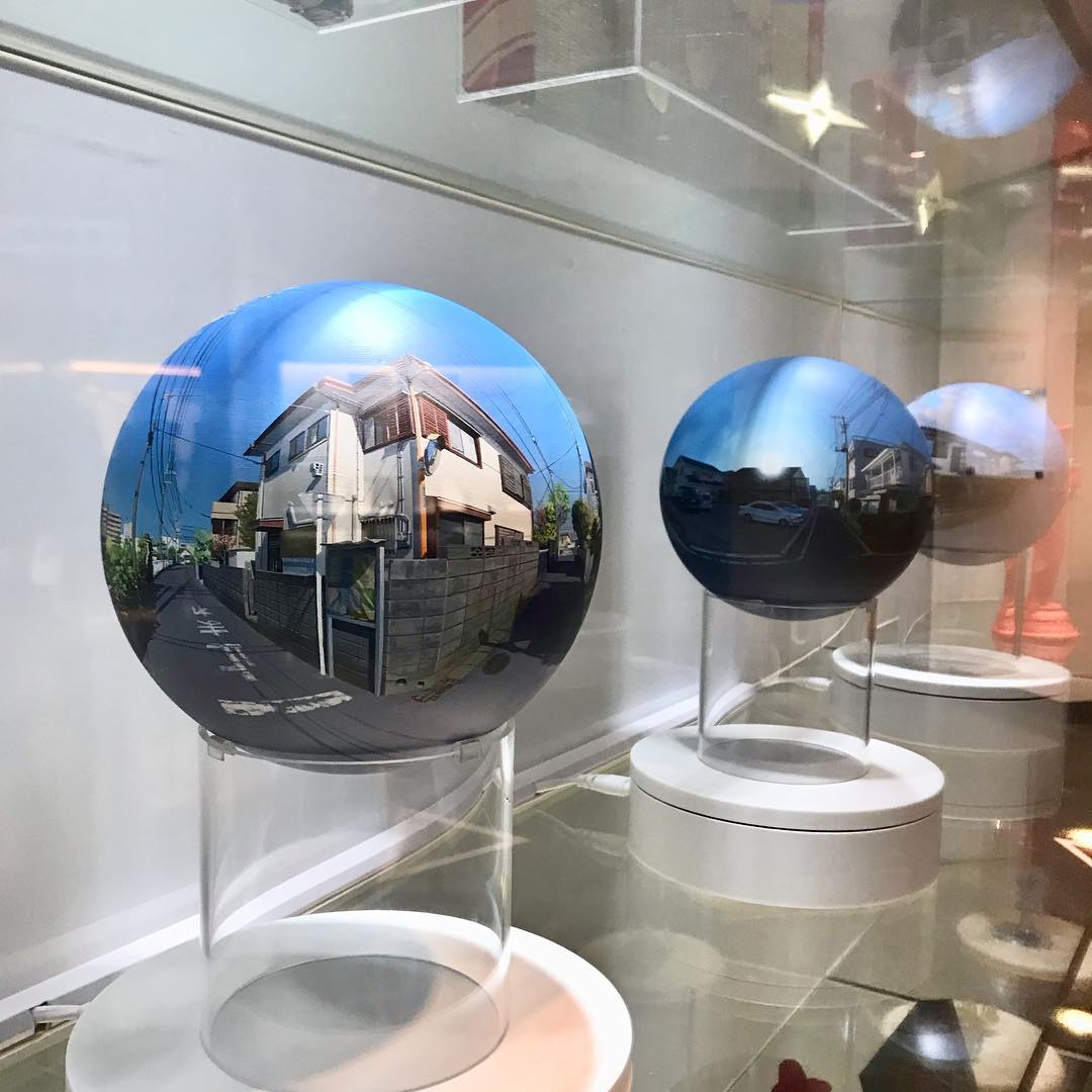 The Incredible Hyper-Realistic Spherical Paintings of Japanese Artist ...