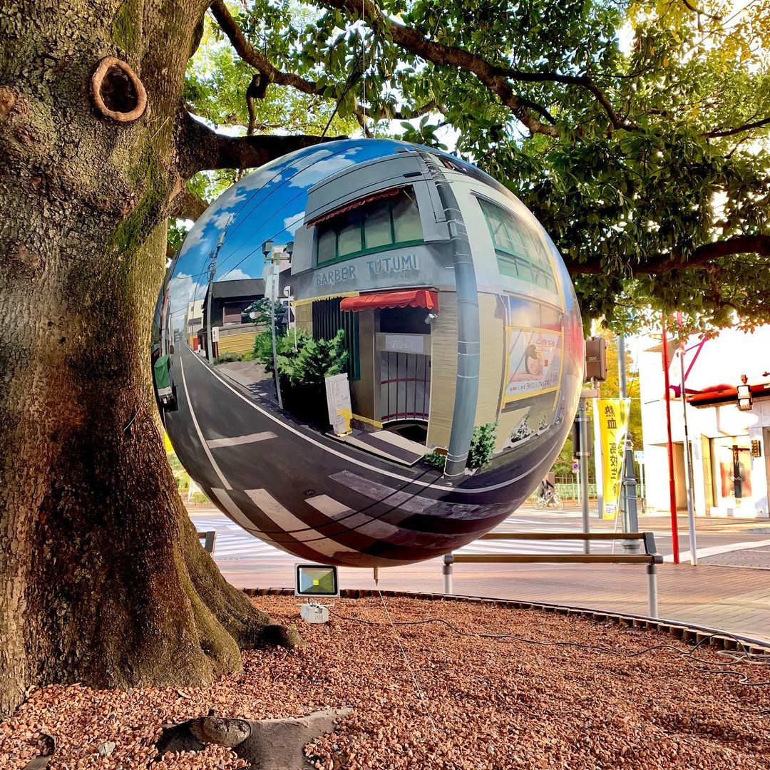 The Incredible Hyper-Realistic Spherical Paintings of Japanese Artist ...