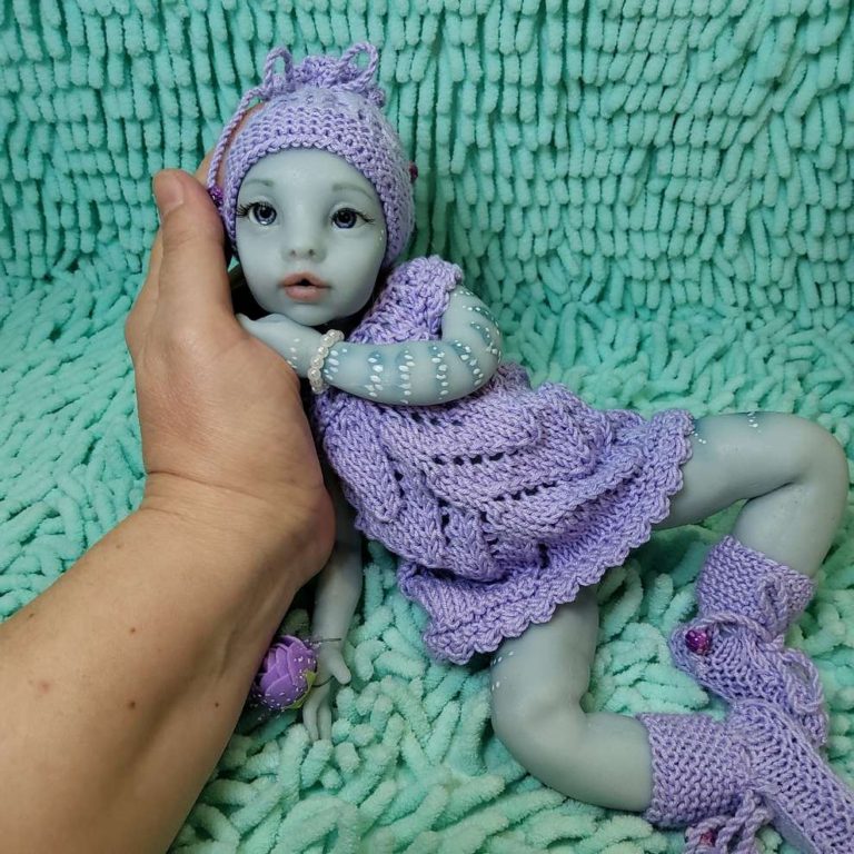 This Artist Creates Unique Silicone Alien Baby-Dolls, And They Are ...