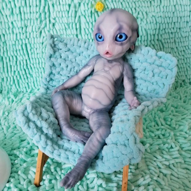 This Artist Creates Unique Silicone Alien Baby-Dolls, And They Are ...