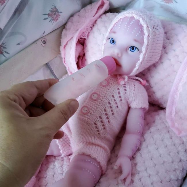 This Artist Creates Unique Silicone Alien Baby-Dolls, And They Are ...