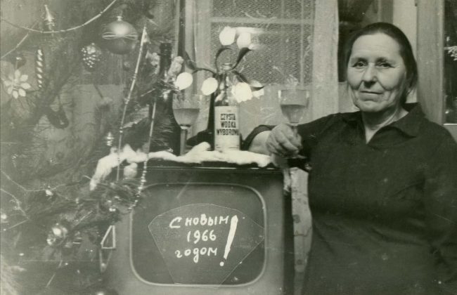 Vintage Photos of Soviets Taking Pictures with Their First Televisions ...