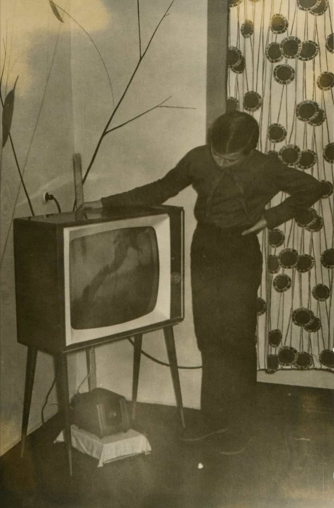 Vintage Photos of Soviets Taking Pictures with Their First Televisions ...