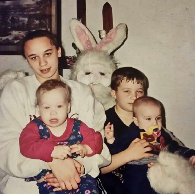The Most Hilarious and Unsettling Easter Family Photos Ever Taken » Design You Trust — Design ...