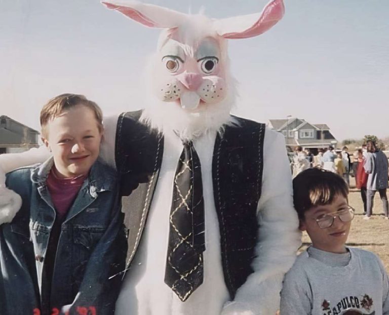 The Most Hilarious and Unsettling Easter Family Photos Ever Taken ...