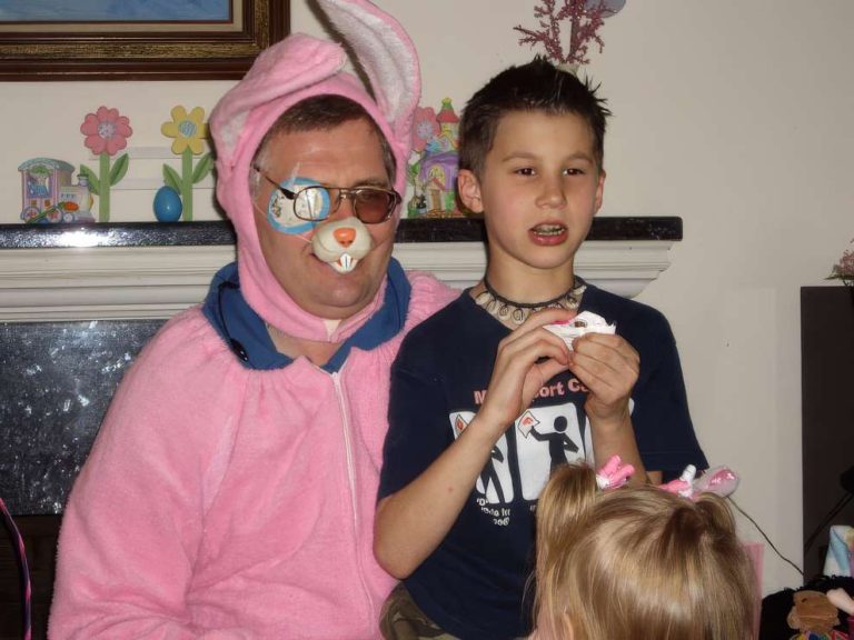 The Most Hilarious and Unsettling Easter Family Photos Ever Taken ...