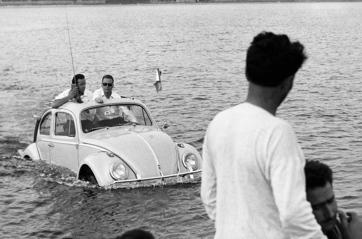 Amazing Vintage Ads of the 1960s and 1970s Depicted the Airtight and ...