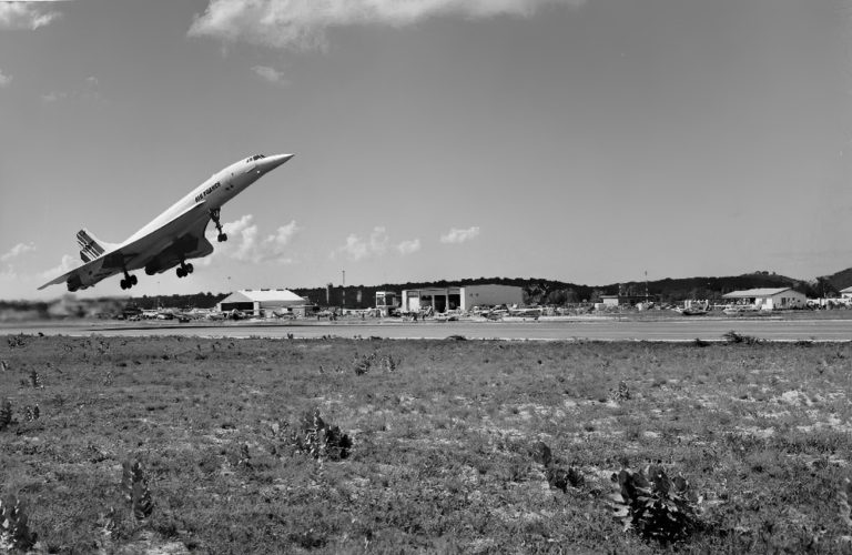 Fantastic Rarely Seen Photos of the Concorde Landing Over Maho Beach in ...