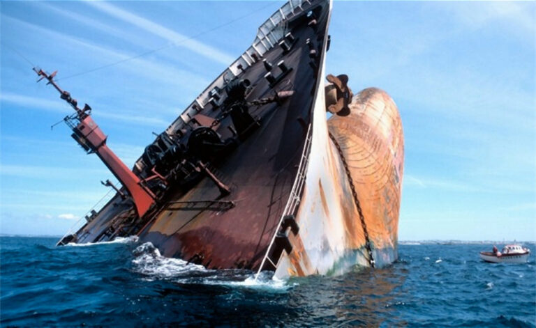 Stunning Historical Photos From the Wreck of the Supertanker ‘Amoco ...